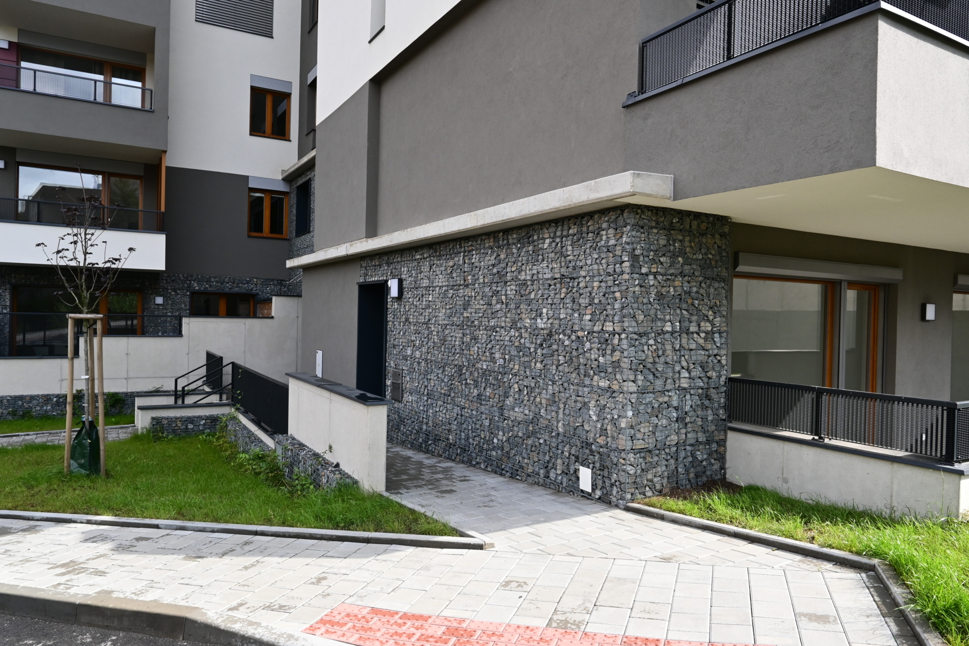 Gabionový obklad - Rezidence Písková Praha - GabionyHappy.cz